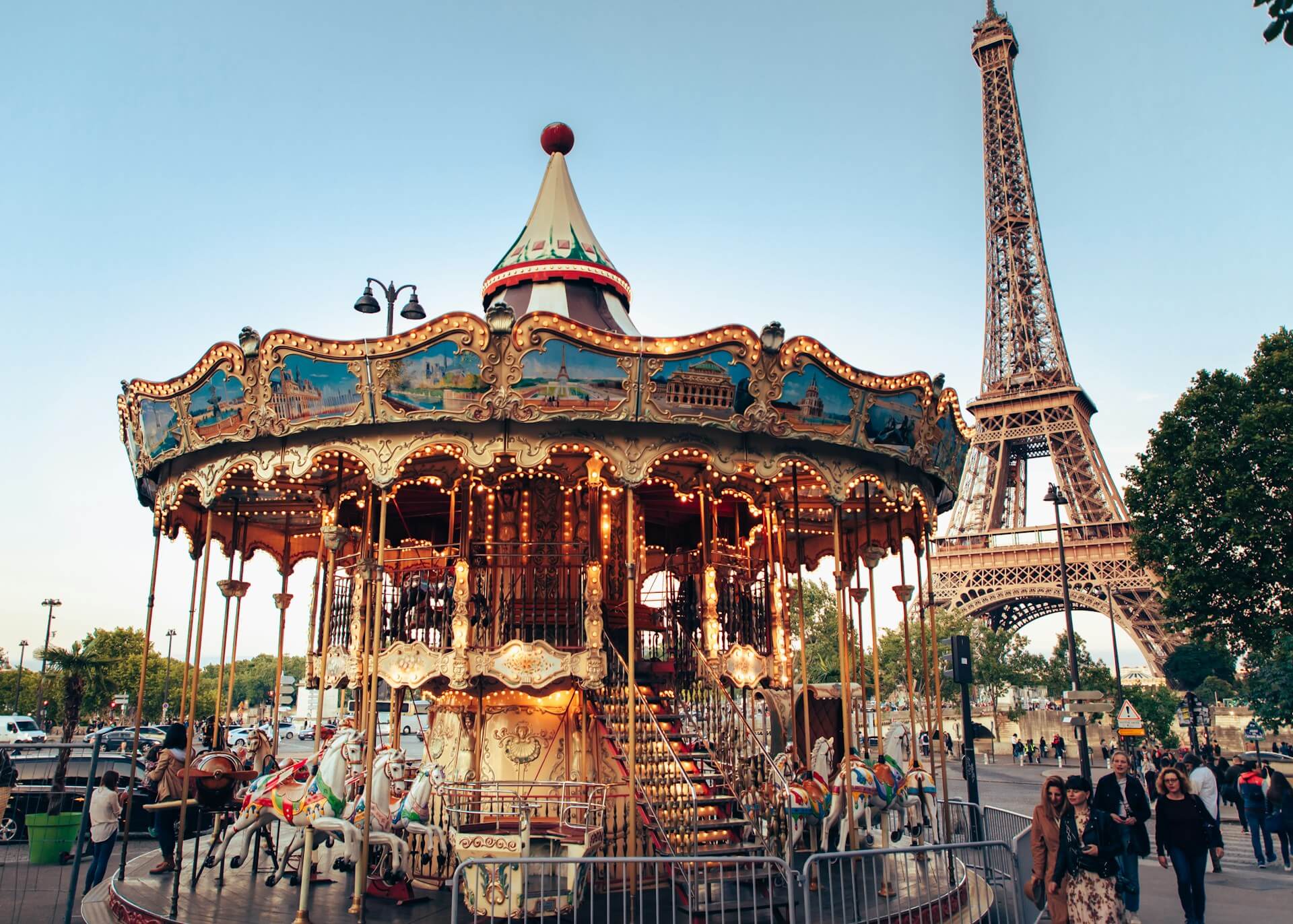 Paris carousels: retro attractions for children and adults - Voyage10.com