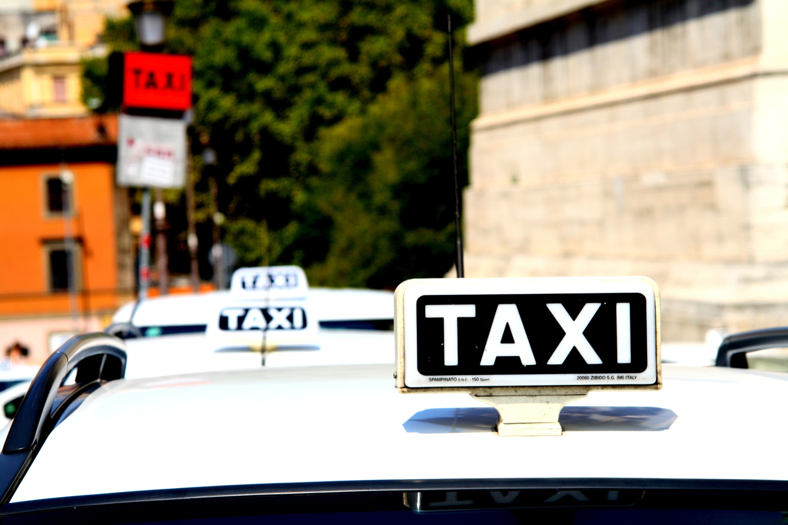 Taxis In Rome How Much They Cost And How To Use Them Voyage10 Taxis In Rome How Much They Cost And How To Use Them Voyage10